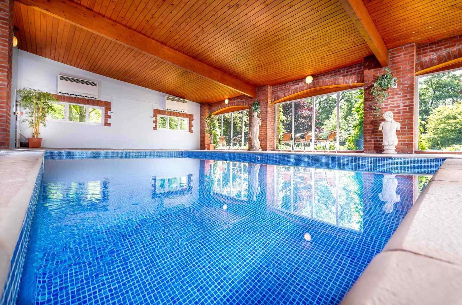 Party Houses with Pools & Hot Tubs