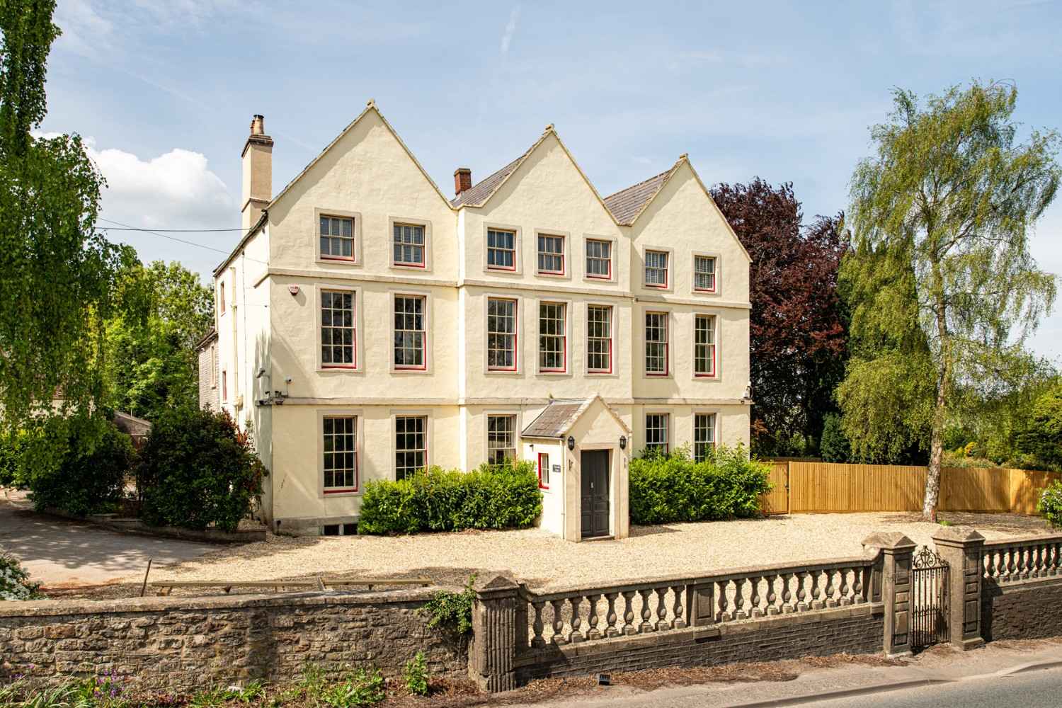 Dahlia Manor | Bristol Party House with 9 Bedrooms